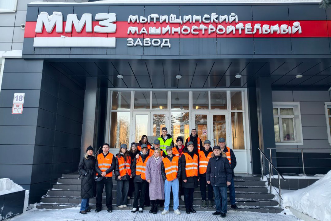 Engineering Class-Attending Schoolchildren Visit MMZ