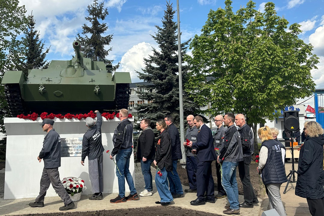 Memorial Plaque Installed on SU-76 SPG Monument to Honor MMZ Team's Feats in the Great Patriotic War